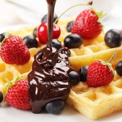 Delicioso y sencillo waffle con helado y nutella.